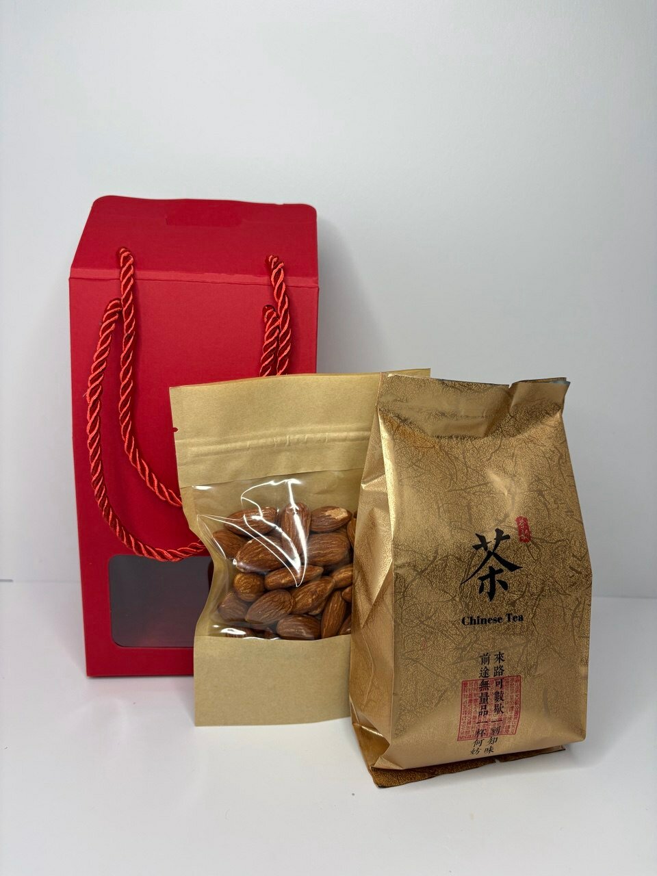 Подарочный набор "Дянь Хун и миндаль", чай, миндаль, красная упаковка