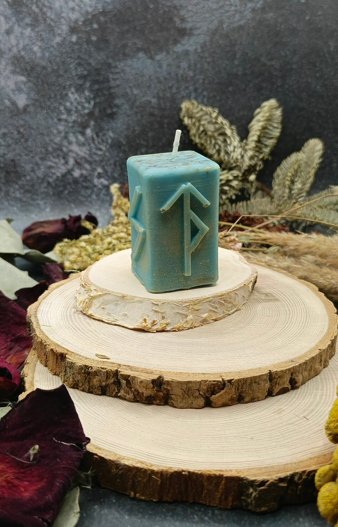 Свеча "Щит и Меч". Усилена травами и маслами, лазурная