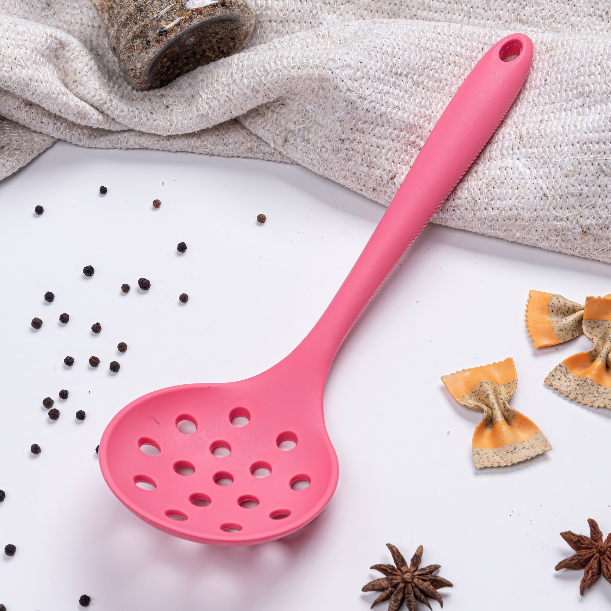 Шумовка силиконовая Appetite Fantasy розовая, имеет длину 27,5 см