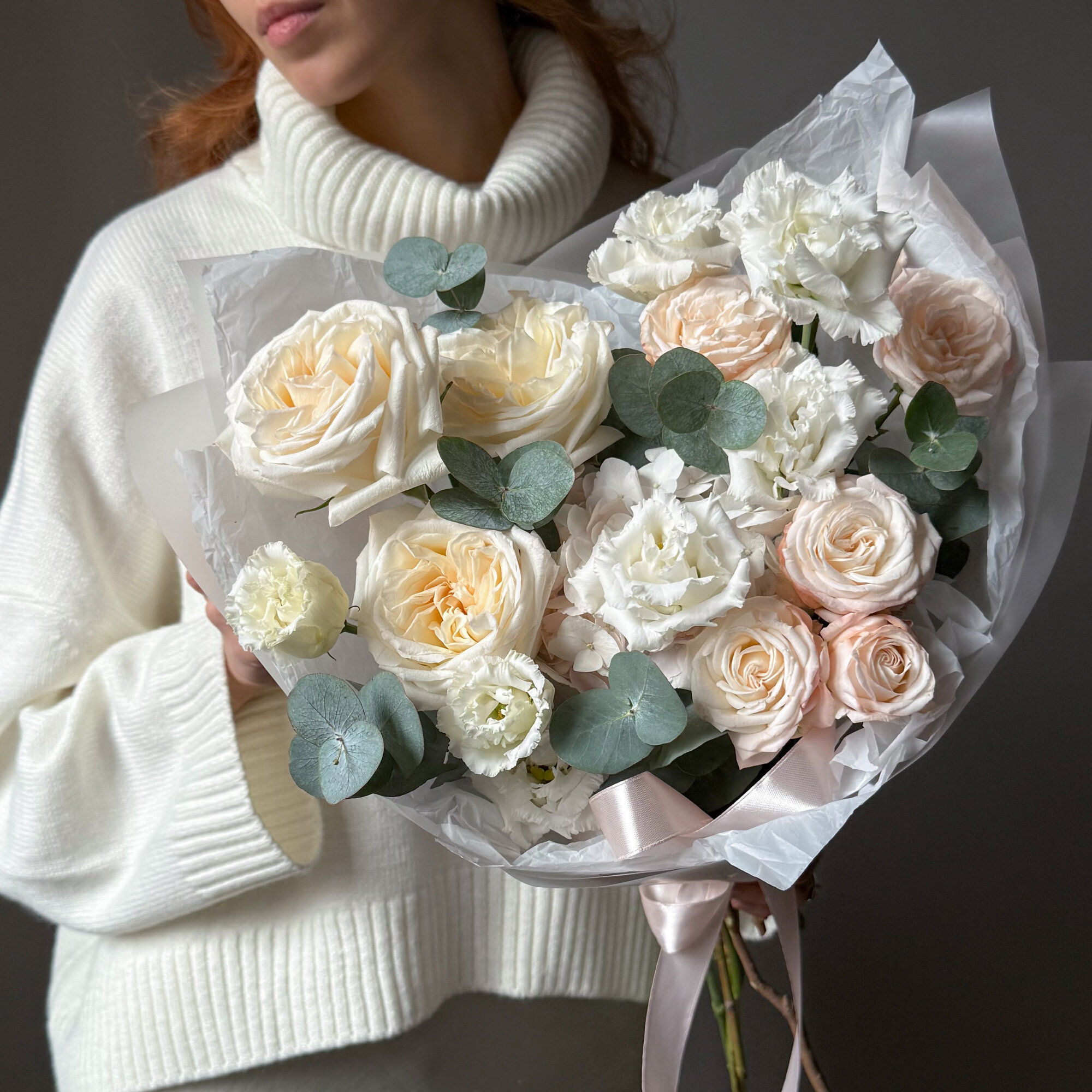Жемчужный букет с пионовидными розами и эустомой в авторской упаковке, размер S. Veresk 858