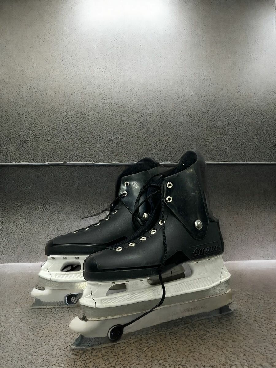 Коньки "Динамо" размер 285-290мм по стельке (42.5 размер) бракованные