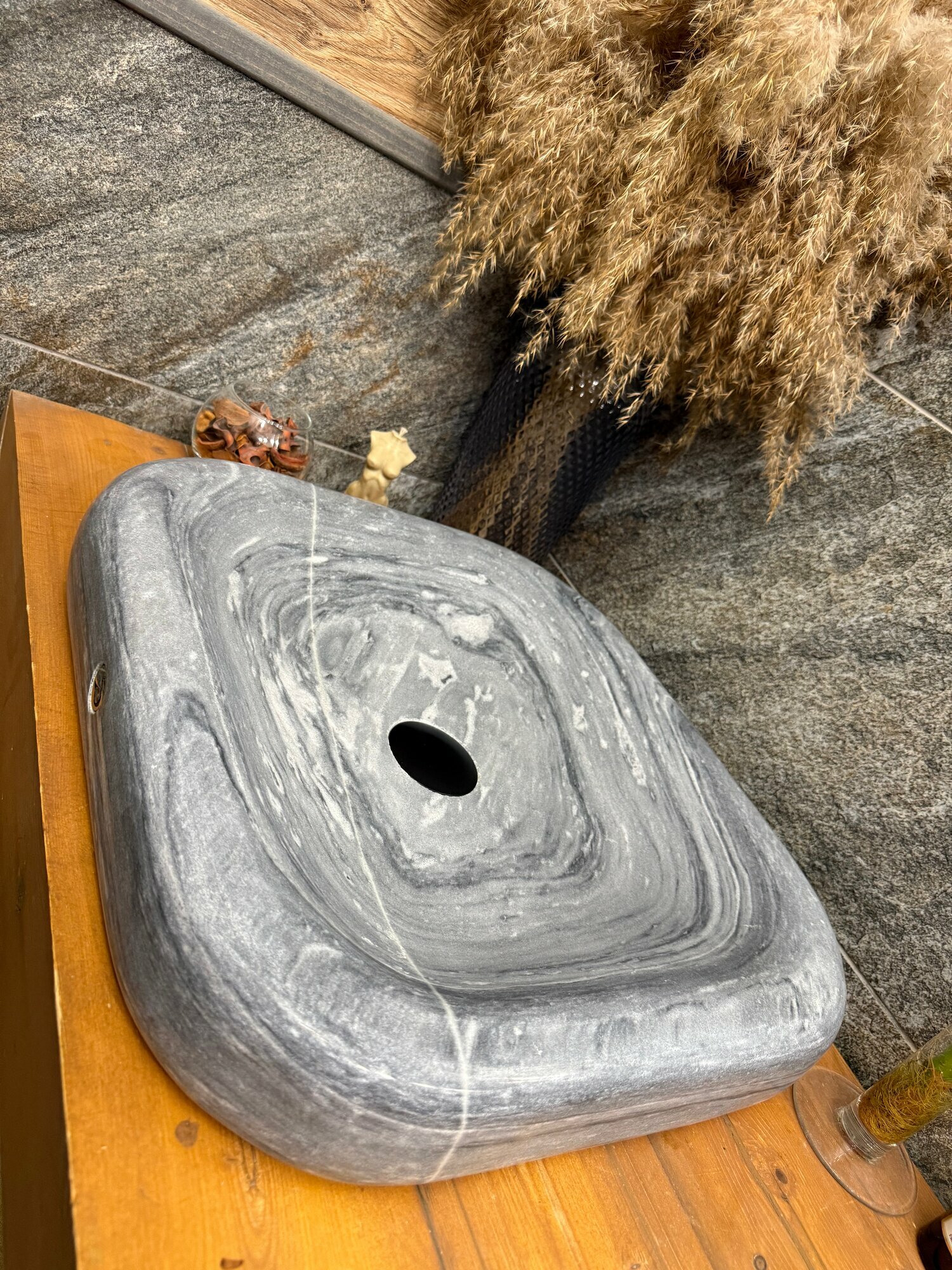 Раковина накладная из натурального камня Black Swan, Cult (47x44)