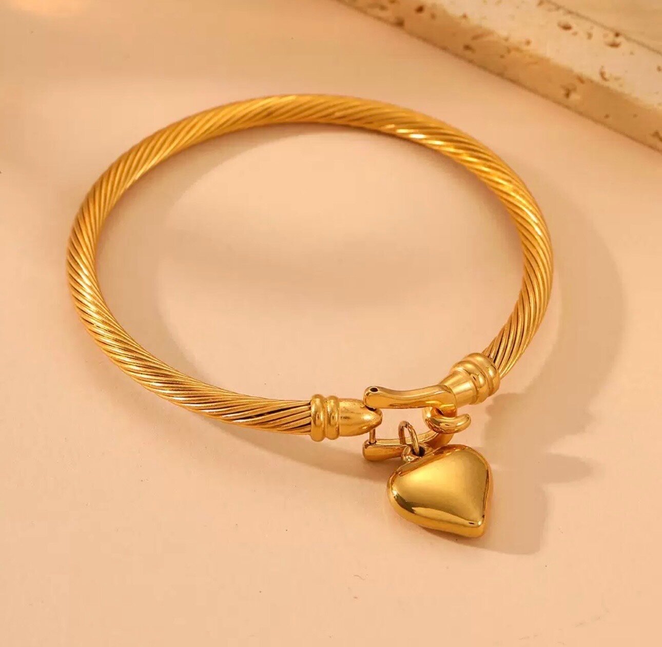 Жесткий браслет