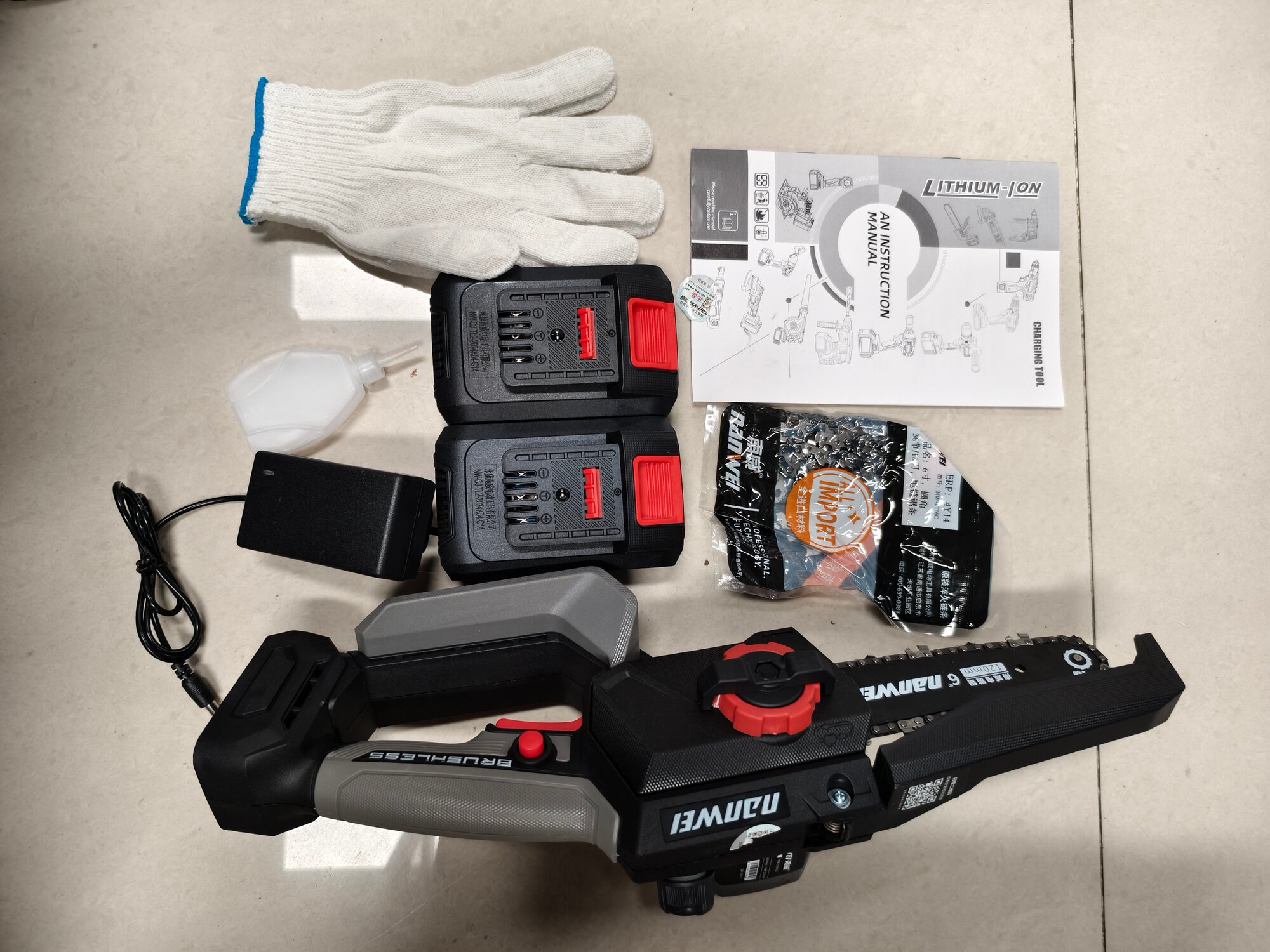 Электрическая цепная пила 6 дюймов, бесщеточная, аккумуляторная, беспроводная, с 1 сменной цепью, 1 парой перчаток для лесозаготовок и обработки древесины, садоводства, строительства, 2 аккумуляторами 21 В 2000 мАч, вилкой европейского стандарта.