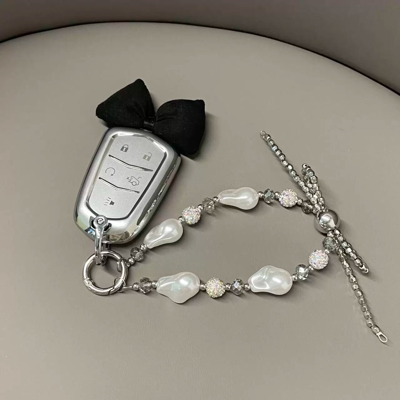 Серебряный брелок с черной лентой и бабочкой из бисера для Кадиллак CT5 CT6 CT4 XT5 XT4 XT6 в песочном серебре