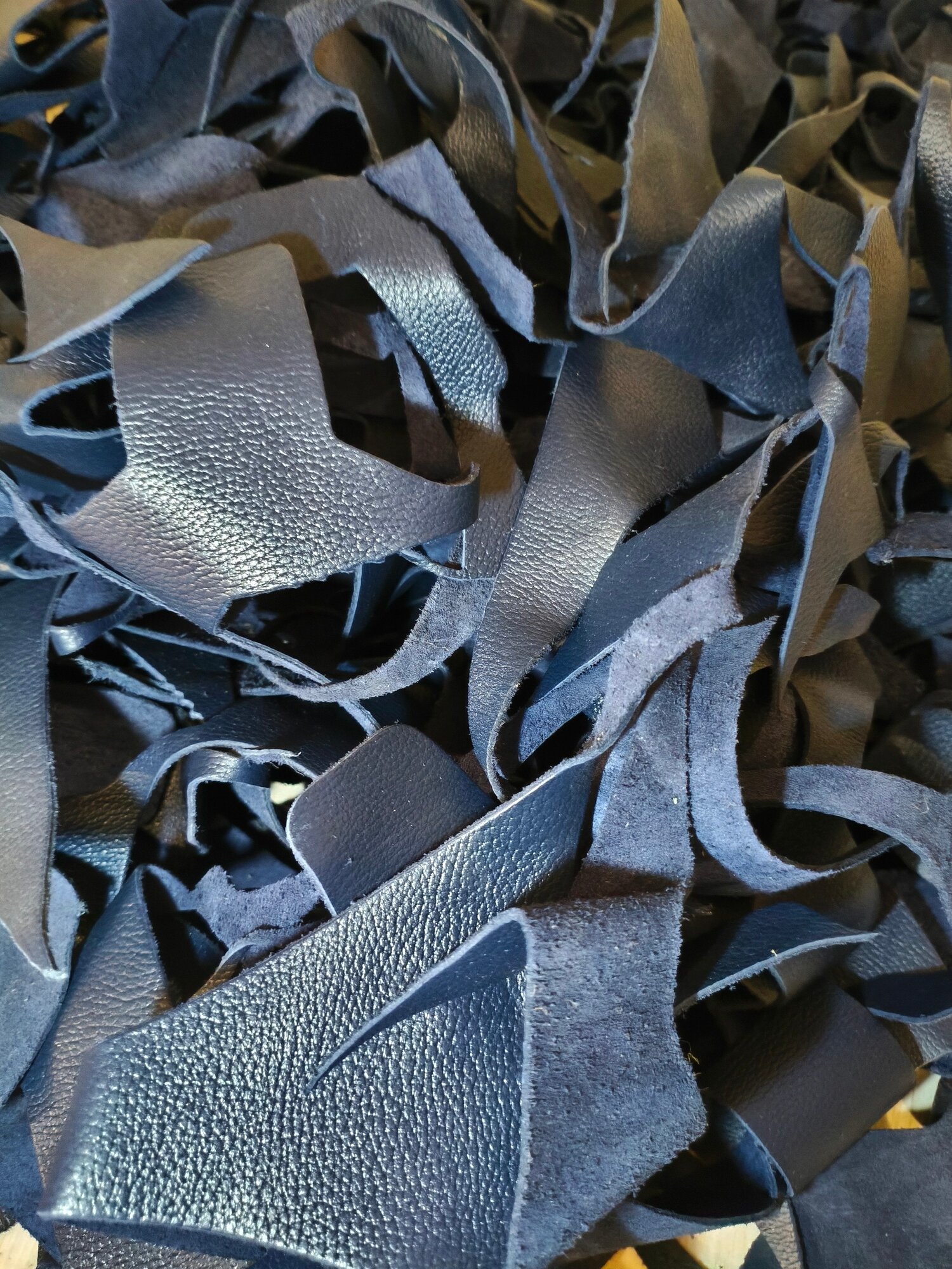 Кожа для рукоделия натуральная, грубая, синяя 1 кг, кусочки маленького размера