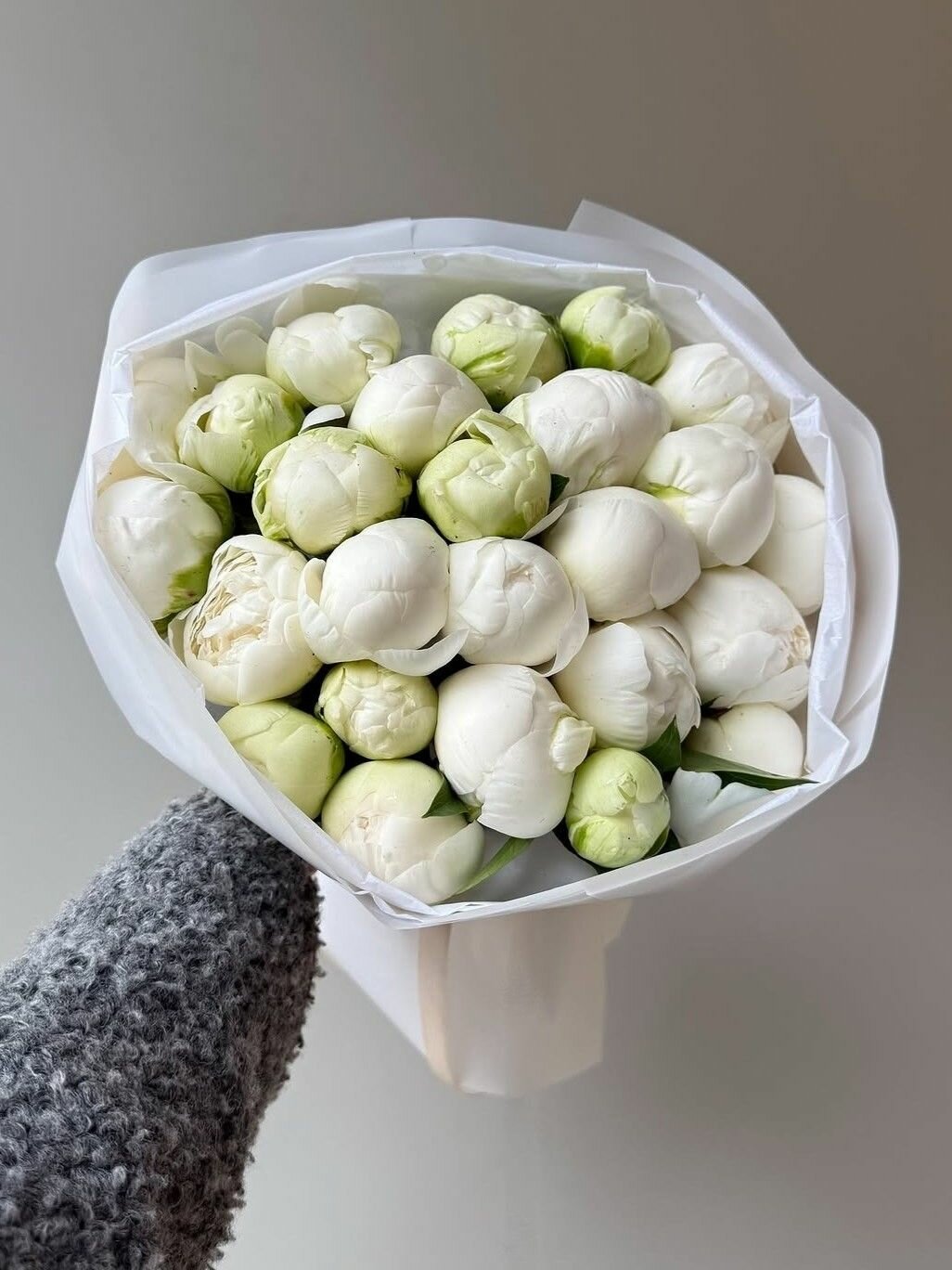 Букет из белых пионов