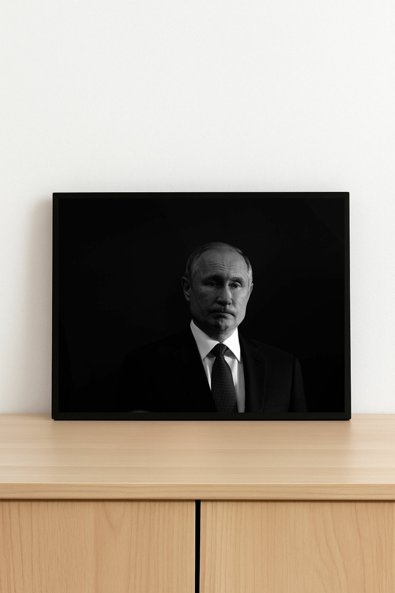 Постер Путин в черной стеклянной рамке интерьерная картина на стену, декор для дома и офиса