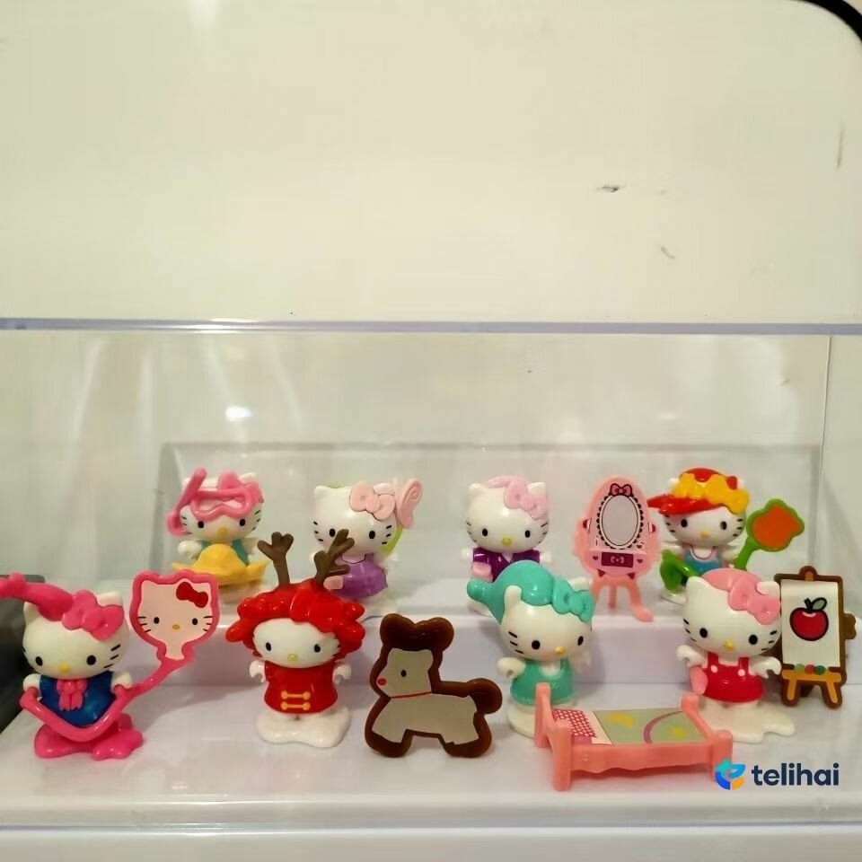 В каждом яйце Kinder Surprise находится плюшевая игрушка Hello Kitty. (8 яиц)