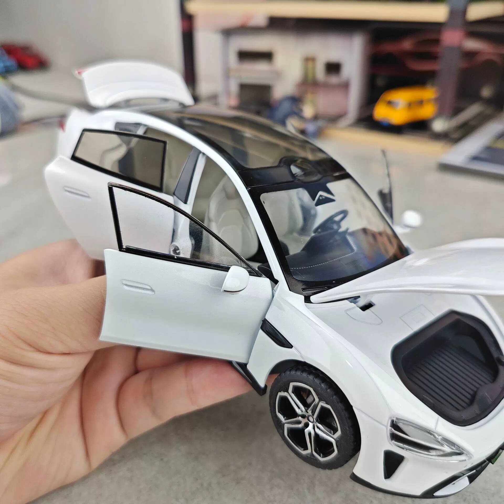 Машинка металлическая инерционная музыкальная модель XIAOMI SU7 Масштаб 1:24 Ксиоми (Цвет товара: белый)