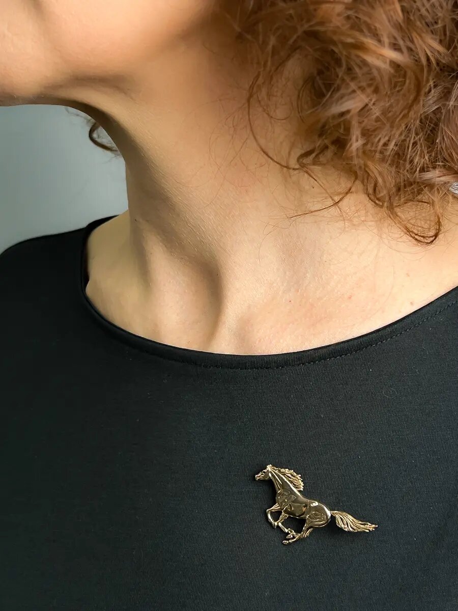 Брошь, шпинель