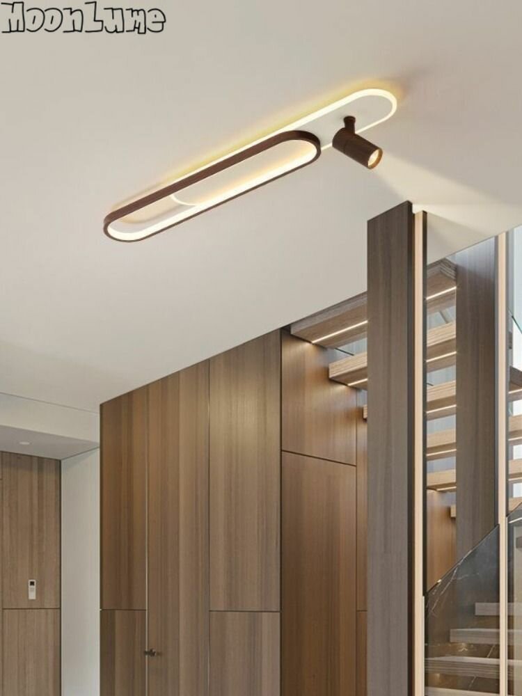 Простой длинный потолочный светильник-прожектор