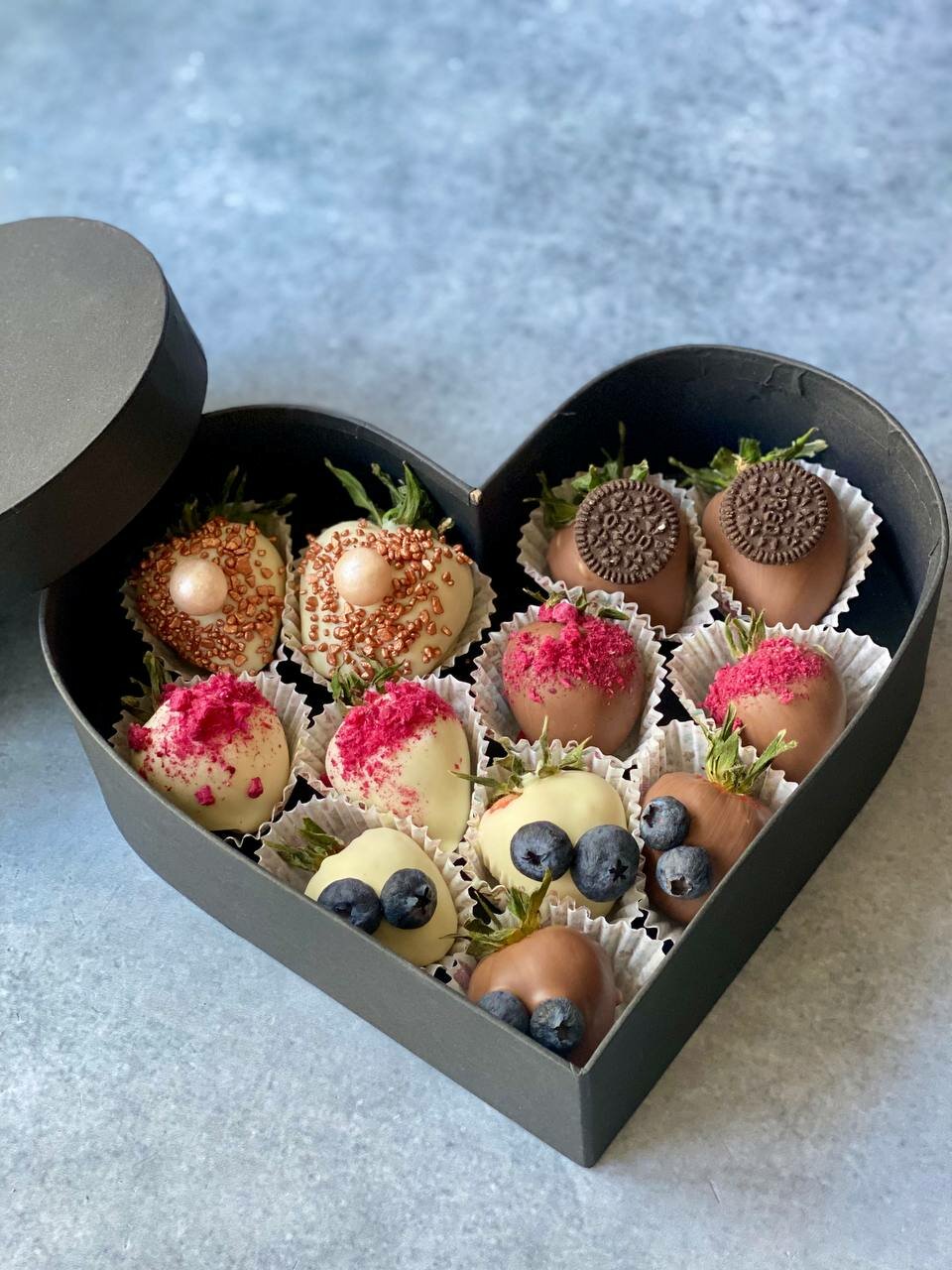 Подарочный набор Клубника в шоколаде Подарок близким Сердце S (20 см) — 10–12 ягод