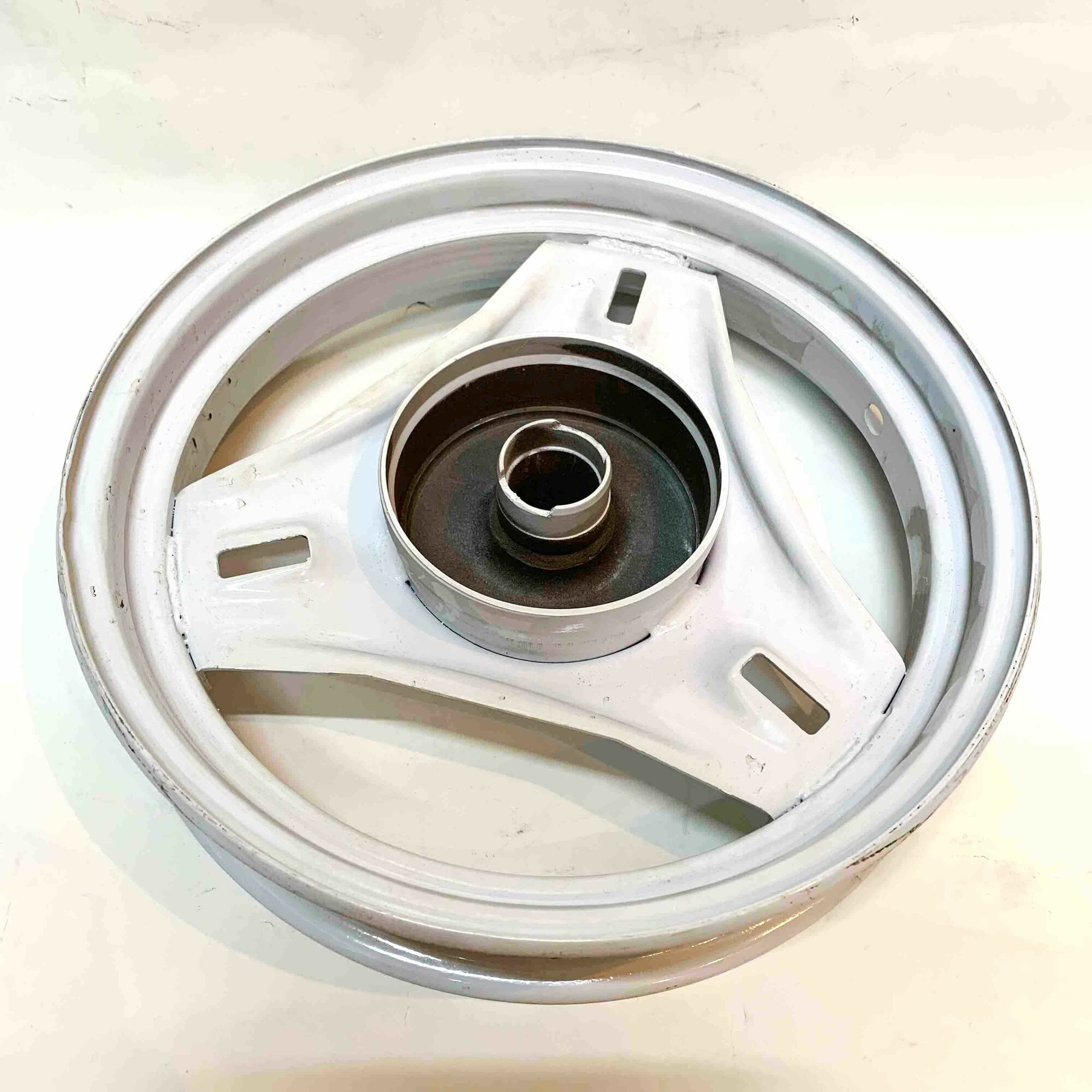 Обод10" передний штaмповaнный HONDA DIO50 (2,15х10", белый, под колодки 95мм, без подшипников)