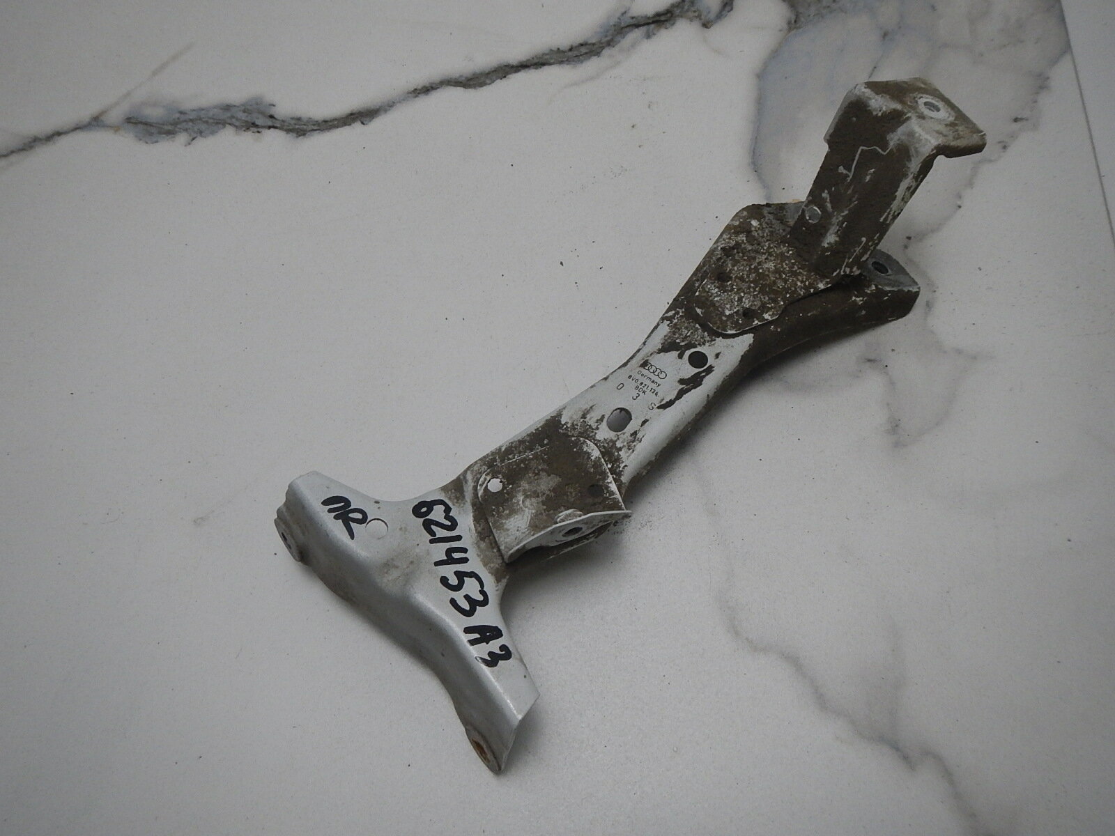 Б/У Кронштейн крепления крыла, Audi (Ауди)-A3 (8V) (13-) AUDI A3 (8V) (13-) правый Небольшая деформация. 621453 VAG арт. ...