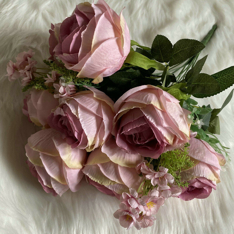 Свадебное оформление в винтажном стиле с искусственной зеленью и розами purple, цветочное украшение