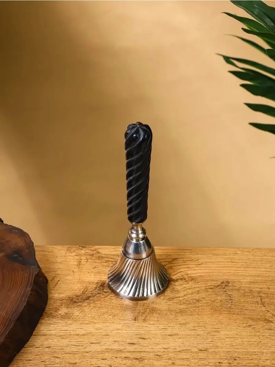 Элегантный настольный колокольчик с черной ручкой