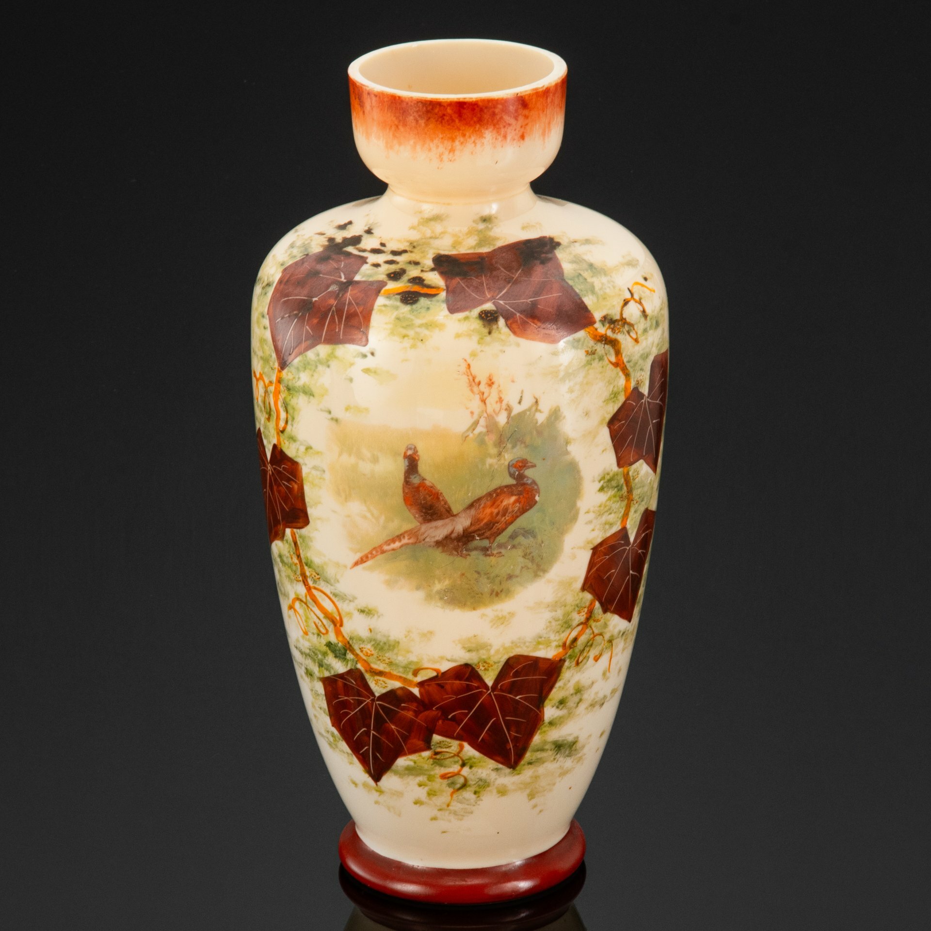 Ваза, украшенная изображением павлинов и растительным узором, стекло, матовое