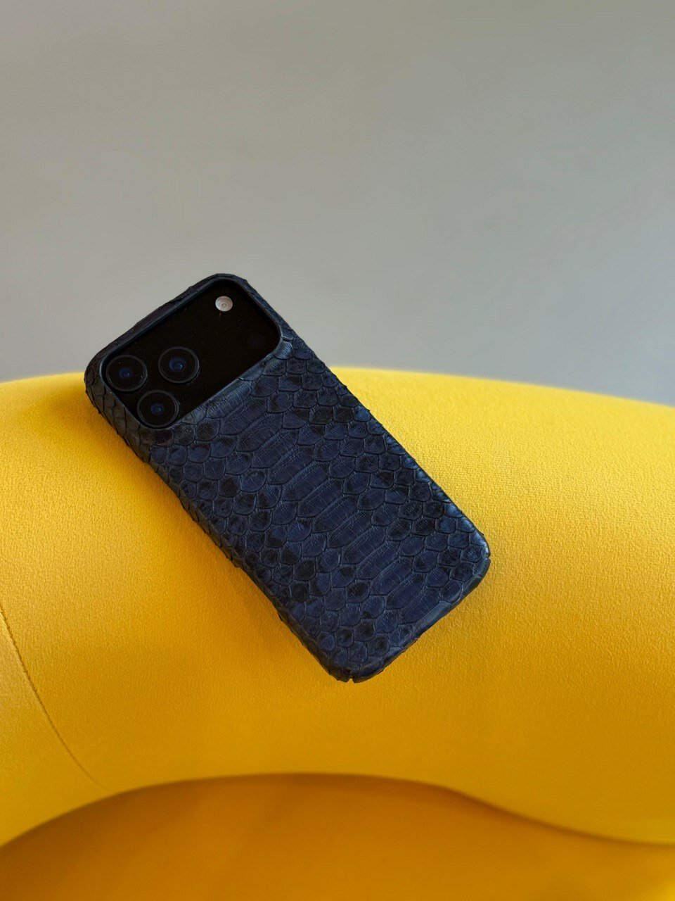 Чехол iPhone 17 Pro из натуральной кожи питона синийз натуральной кожи кобры, серый премиум аксессуар