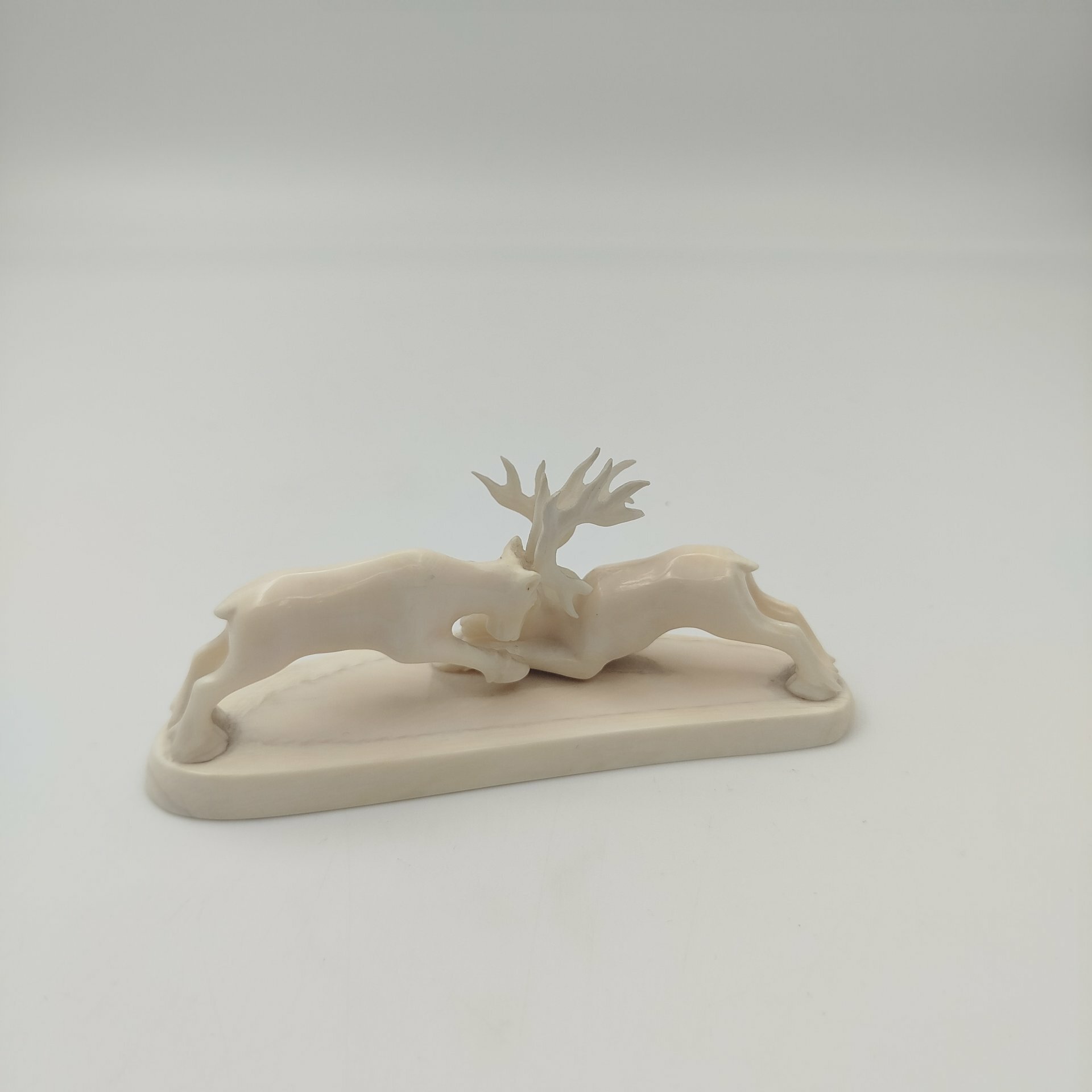 Статуэтка двух дерущихся оленей, кость, рог оленя, СССР, 1969 г.