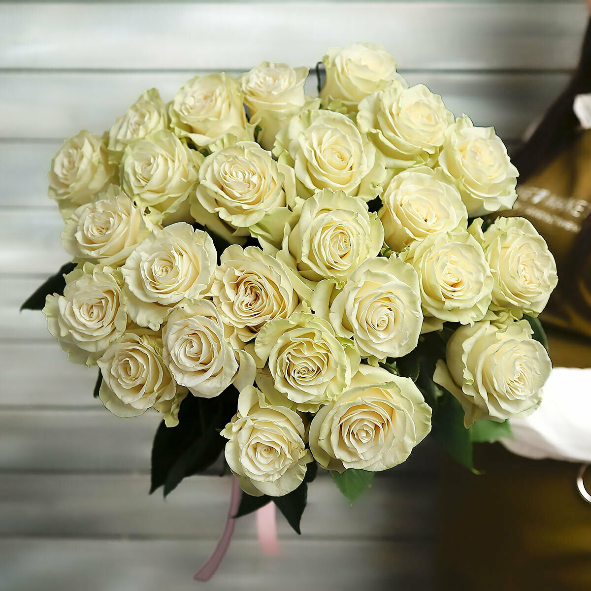 25 белых роз с лентой Эквадор, высота 50 см, от Букет Маркет