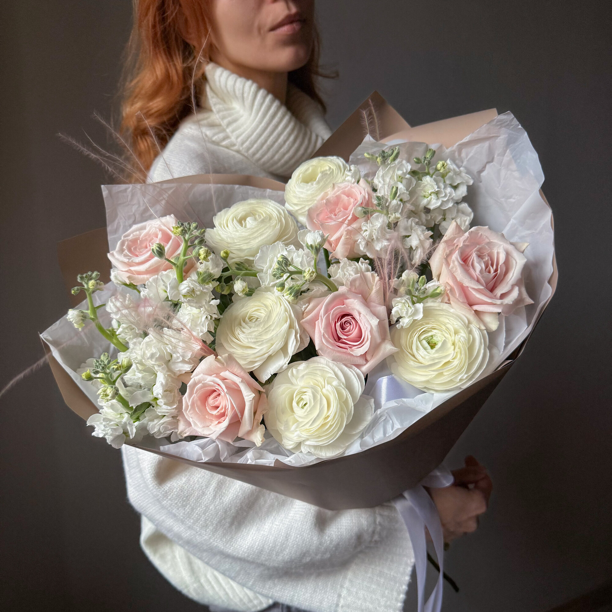 Пышный букет с ранункулюсами, маттиолой и пудровыми розами, размер М. Veresk 860