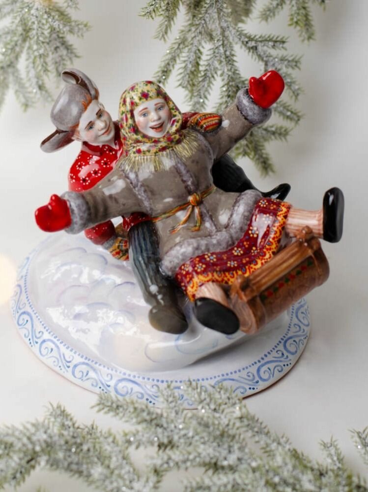 Фигура Девочка и мальчик на санях