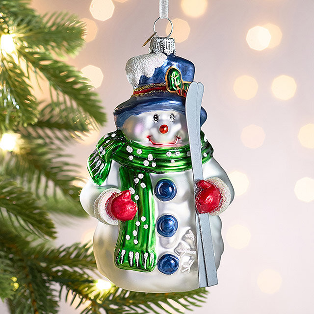 Елочная игрушка Снеговик Лейтон с лыжами 13 см в подарочной коробке, стекло, Winter Deco, 5030107