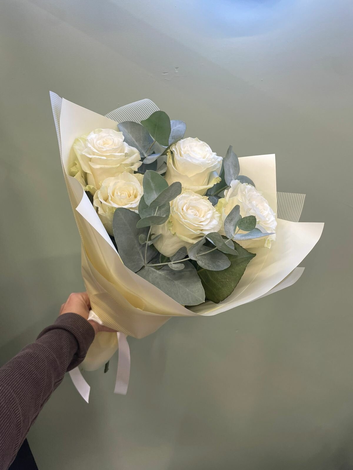 Эвия S- сборный букет из 5 белых роз с эвкалиптом в крафте с атласной лентой от 2name Flowers — фото 1
