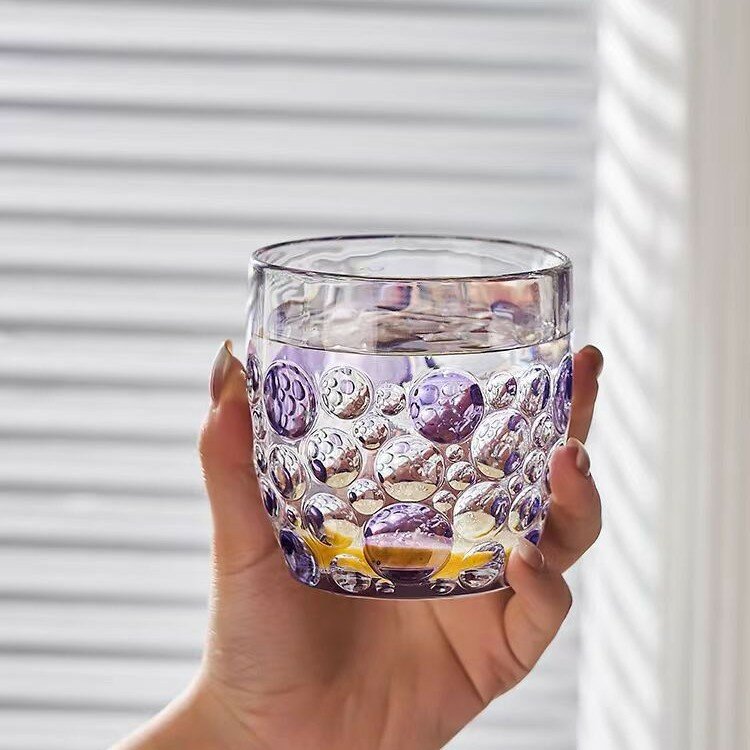 Красные кубики льда, расписанные вручную, на атмосферных стаканах для воды, бокалах для напитков, стаканах для виски и бокалах для крепких спиртных напитков.