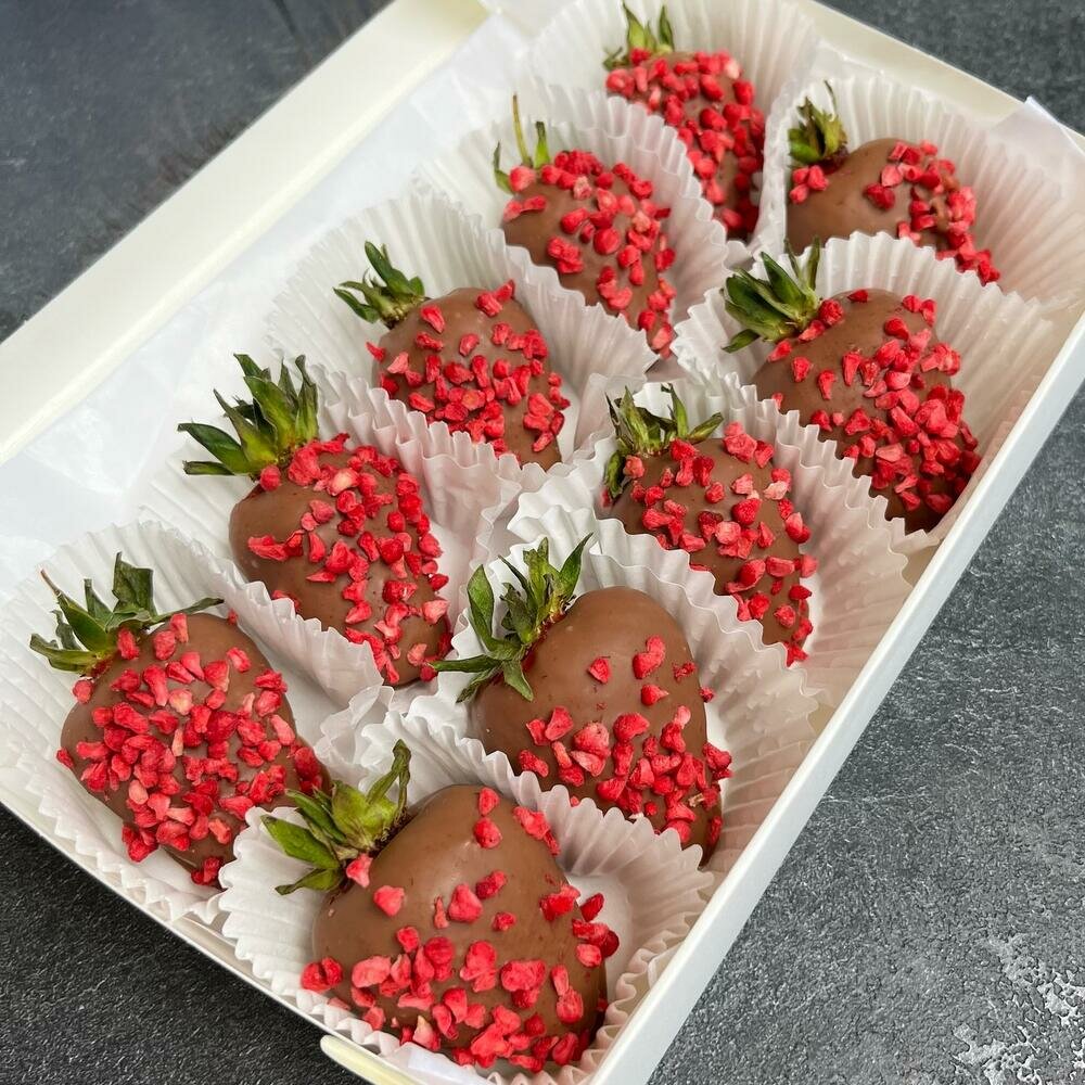 Набор ягод клубники в шоколаде "Малиновая нежность" от Мадам Клубники, 10 штук