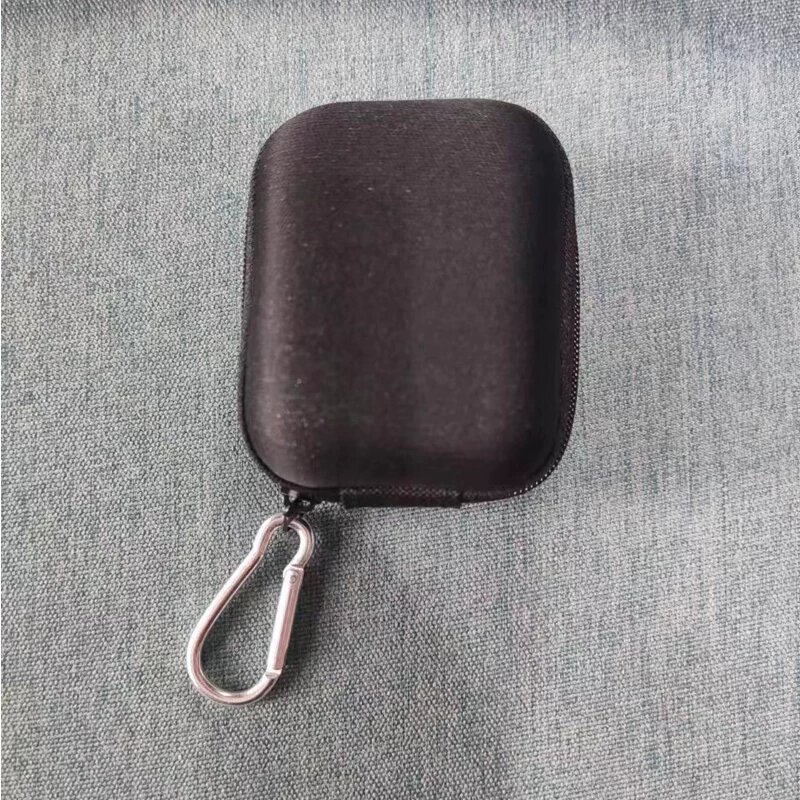 Маленький черный чехол для наушников с карабином, внутренние габариты 7x6x3.5 см