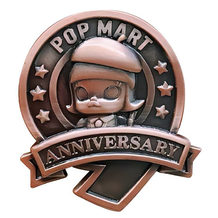 Значок унисекс POP MART 9th Anniversary Badge, gold, 4.5 см