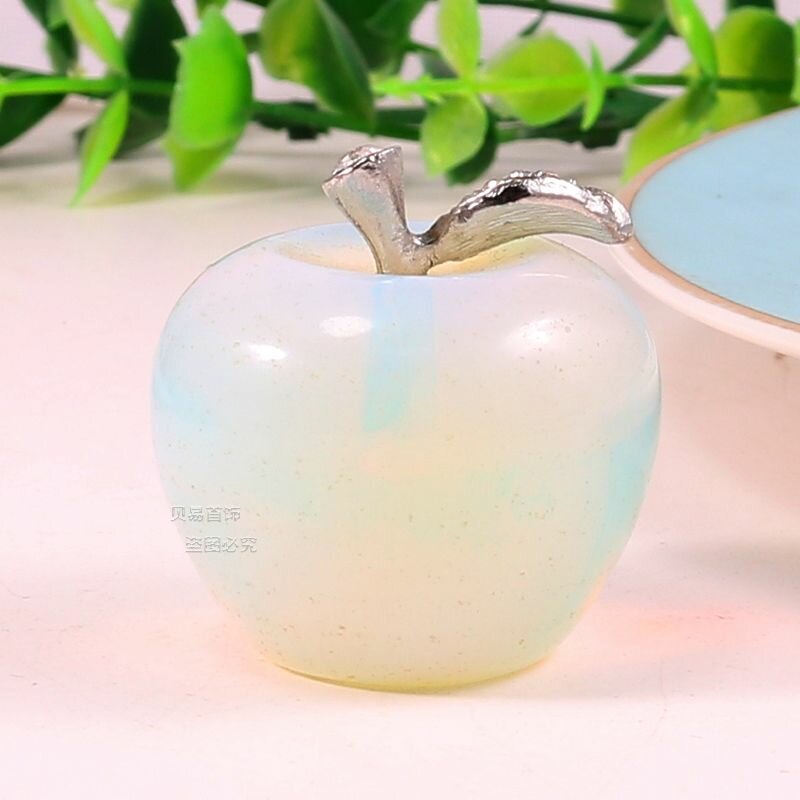 Природные каменные яблоки.