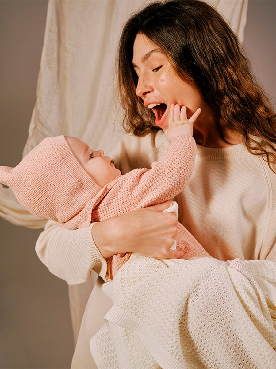 Плед для новорожденных детский вязаный Loomknits хлопковый бежевый 108×108 см — фото 1