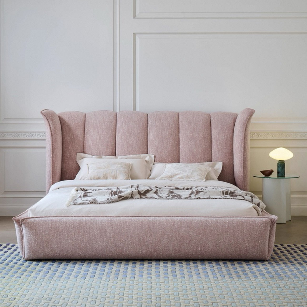 Интерьерная кровать с высоким мягким закругленным изголовьем Juqueline
