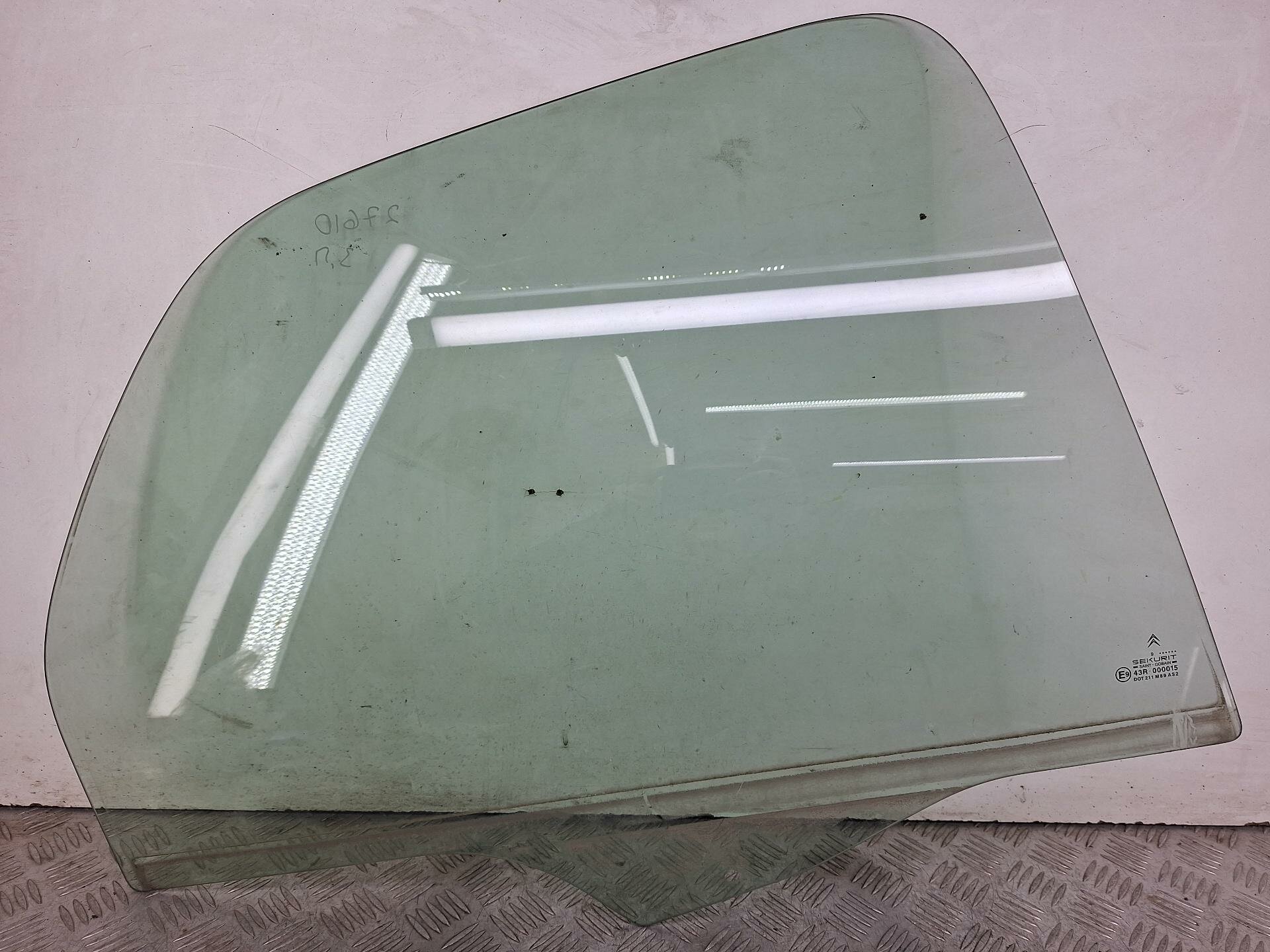 Стекло двери задней правой Citroen Xsara Picasso рест. 2009