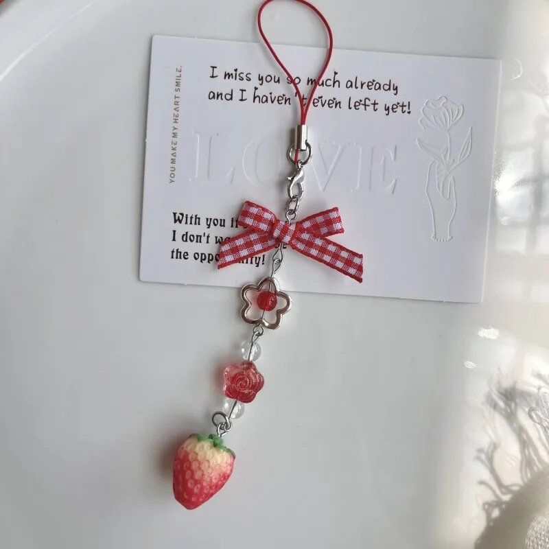 Милый милый кулон с клубничным бантом, брелок с нежным фруктовым кулоном, брелок для мобильного телефона для девочек, эстетический ювелирный реквизит