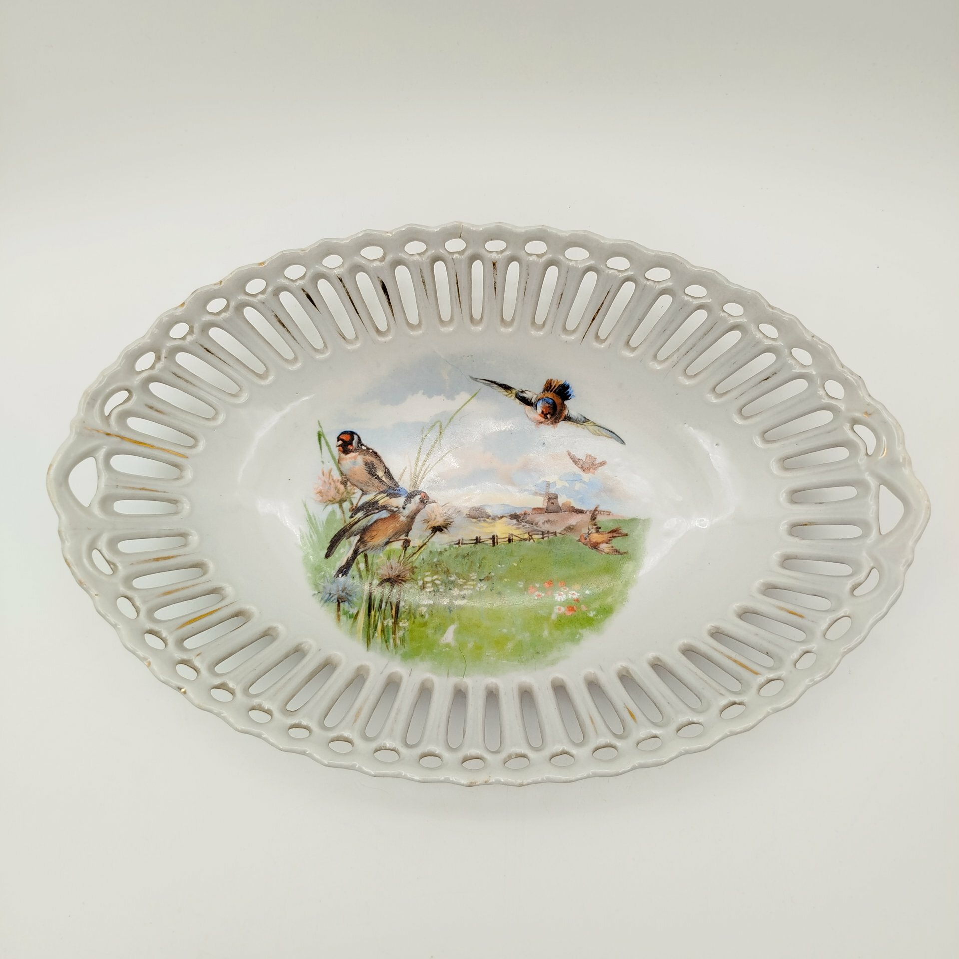 Сухарница овальной формы с прорезным бортом