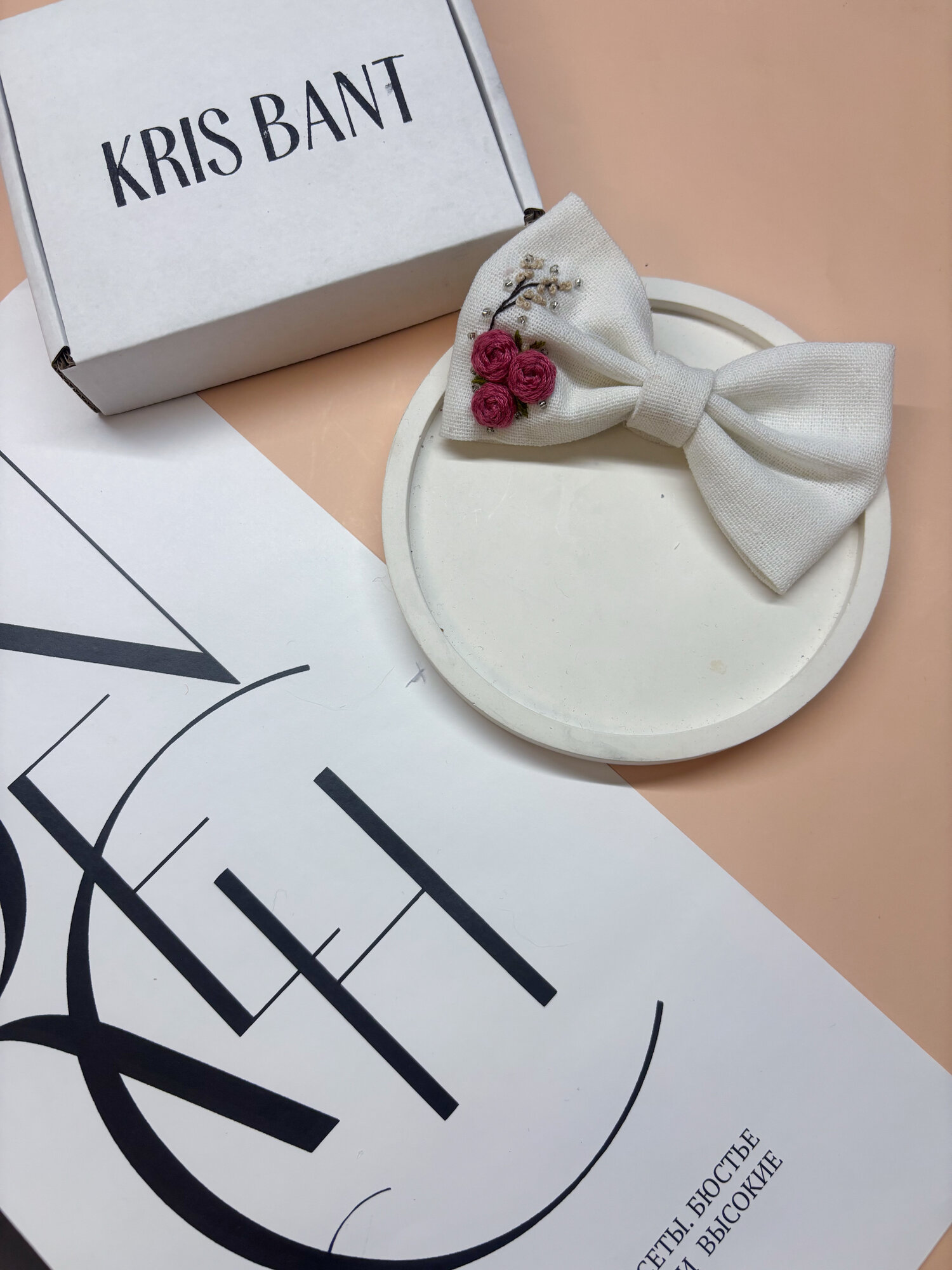 Бантик для волос на заколке с вышивкой ручной работы