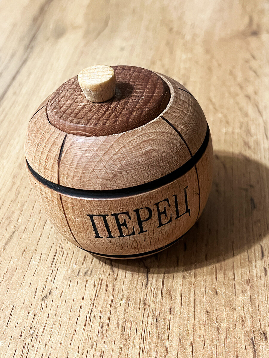 Перечница деревянная с крышкой
