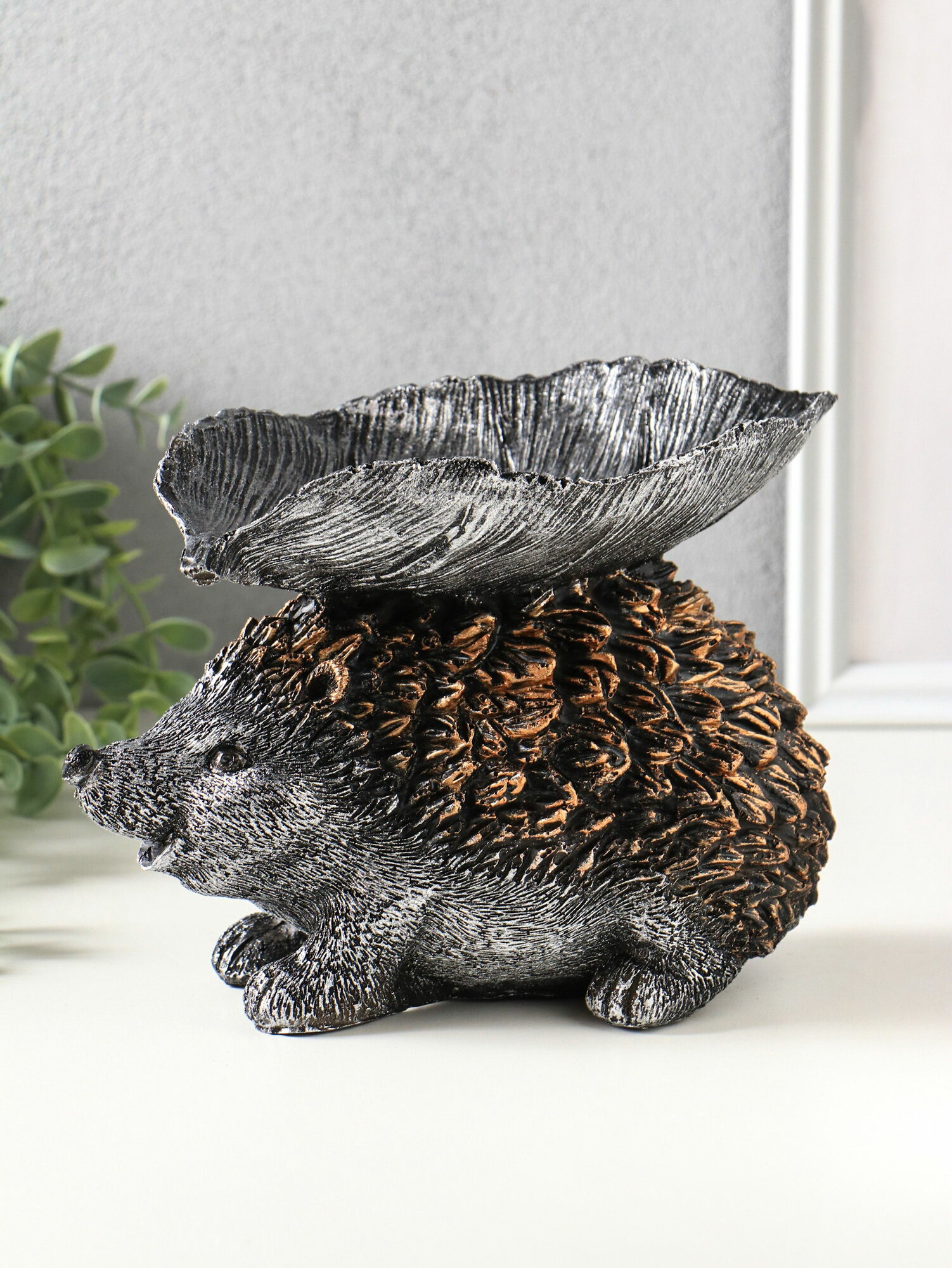Фигура - подставка для мелочей "Ёжик с листом", 15x21x13 см, серебро с бронзой