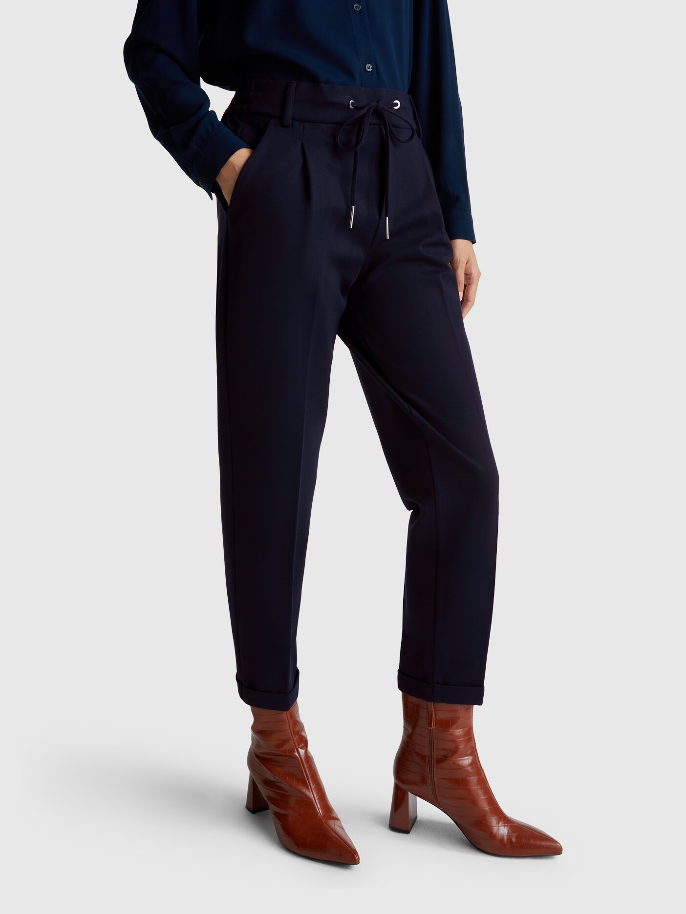 Брюки чинос