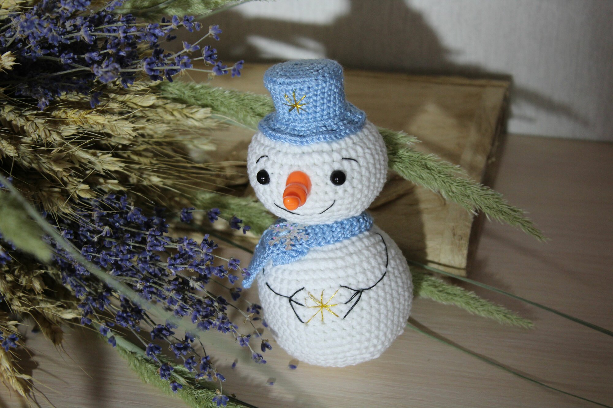 Снеговик с голубым шарфиком и шапочкой связанный крючком ручная работа.
