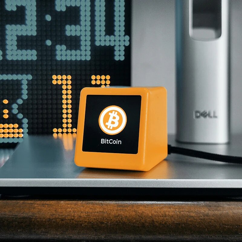 Настольные часы GEEKMAGIC SmallTV-про с курсом криптовалют