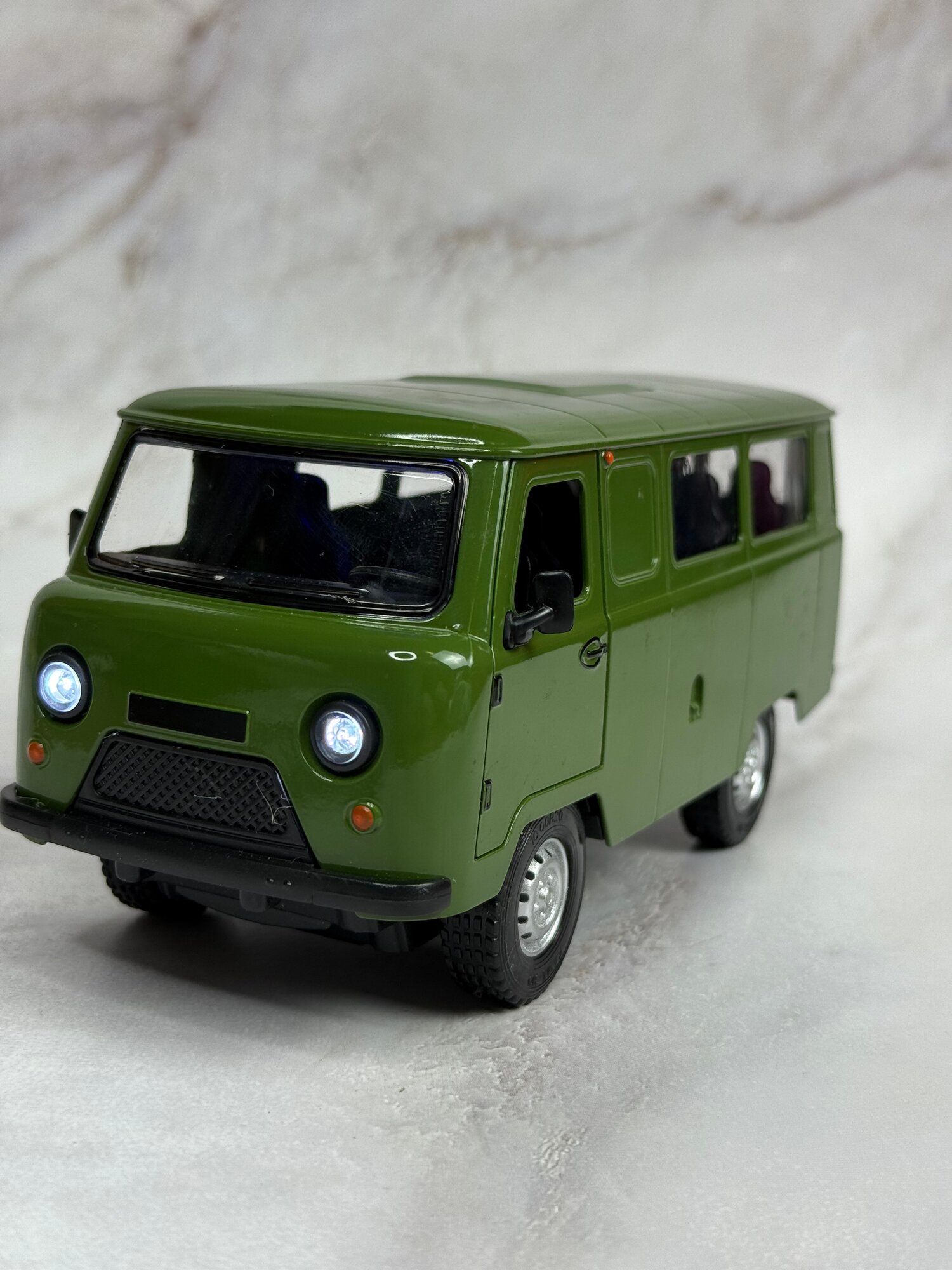 Машинка "УАЗ Буханка", коллекционная, масштаб 1:24, с люком, хаки