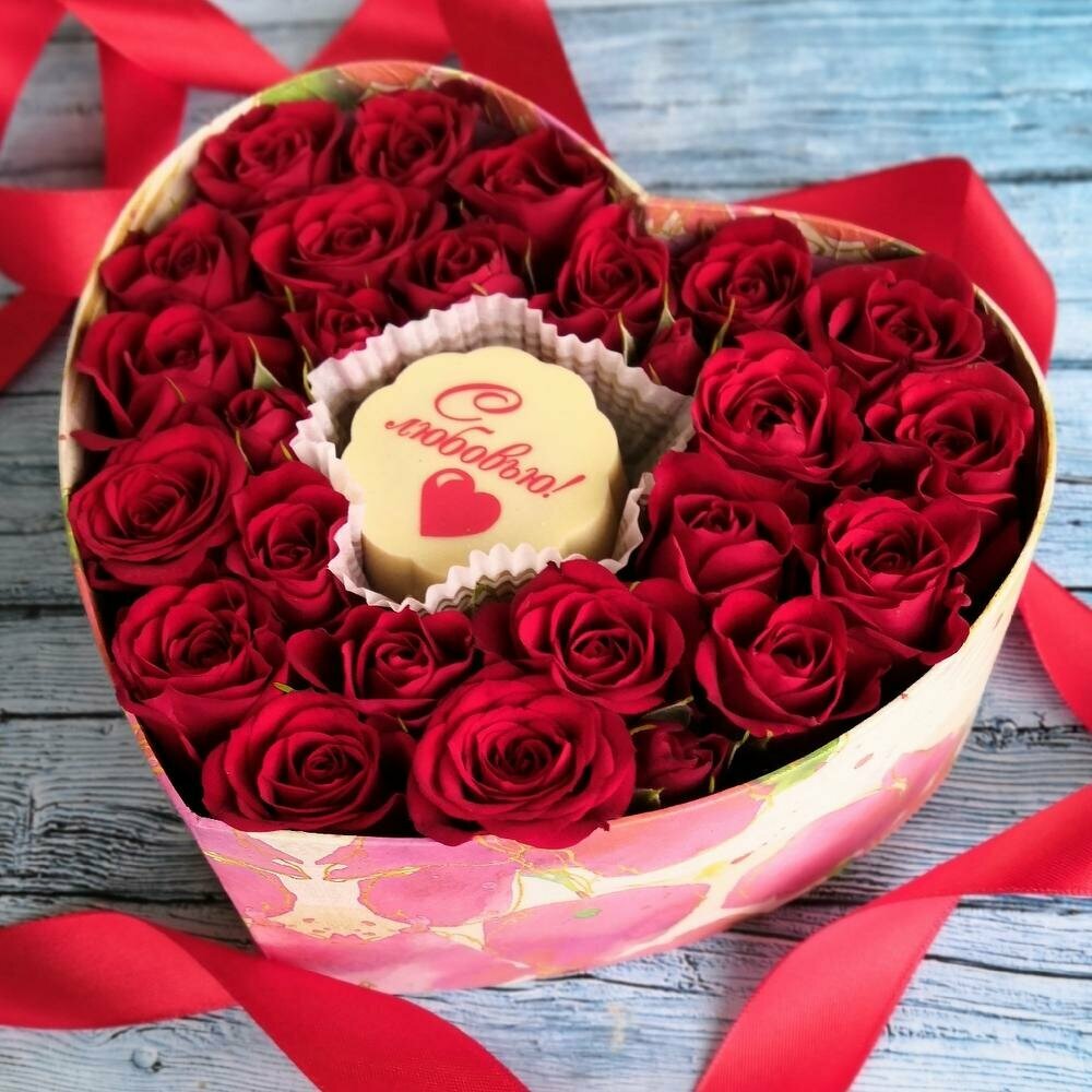 Цветы в коробке. Коробка сердце с красными кустовыми розами и бельгийским шоколадом I 14 февраля I 8 марта I