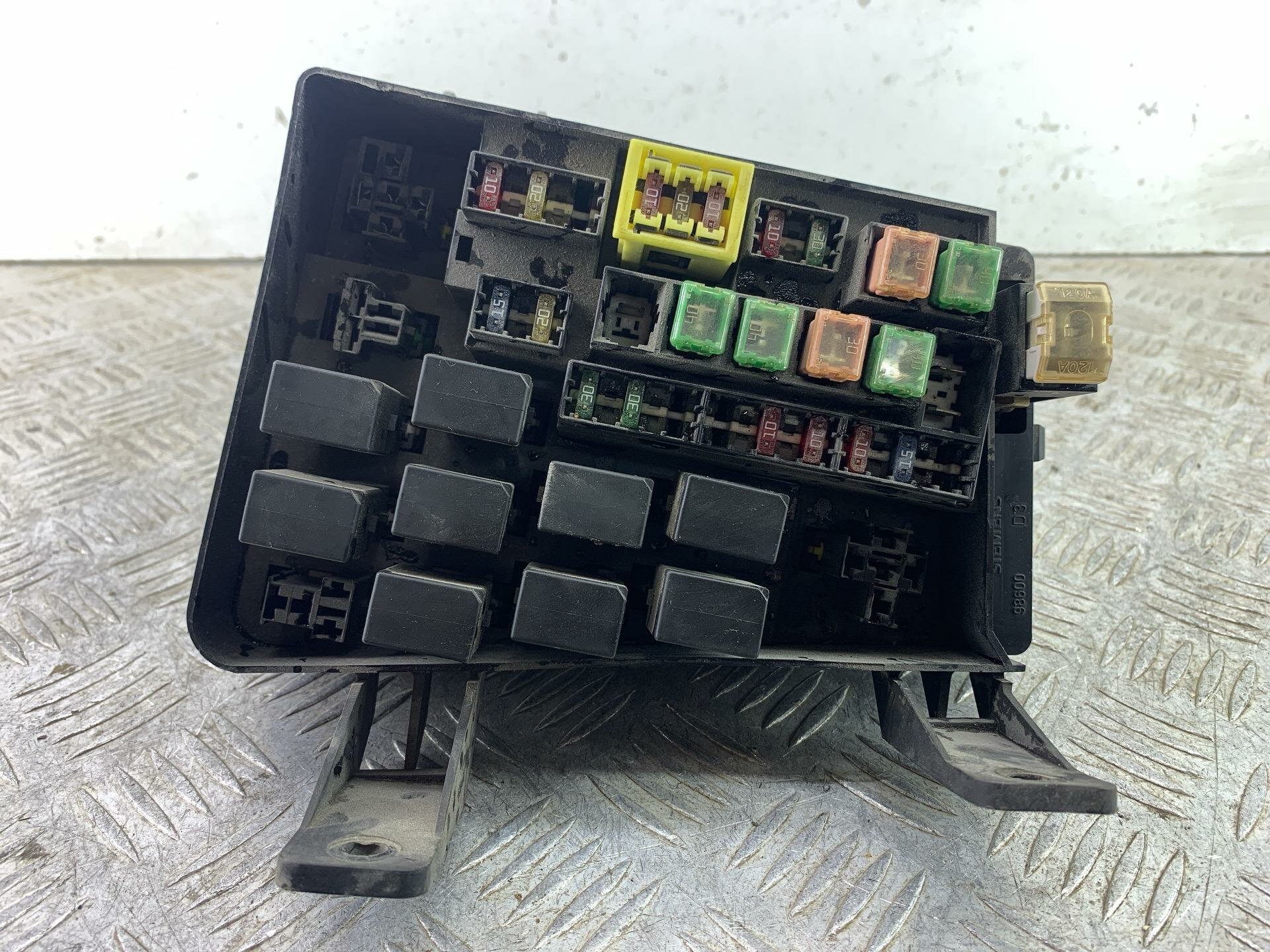 Блок реле и предохранителей Mitsubishi Space Star рест. 2003