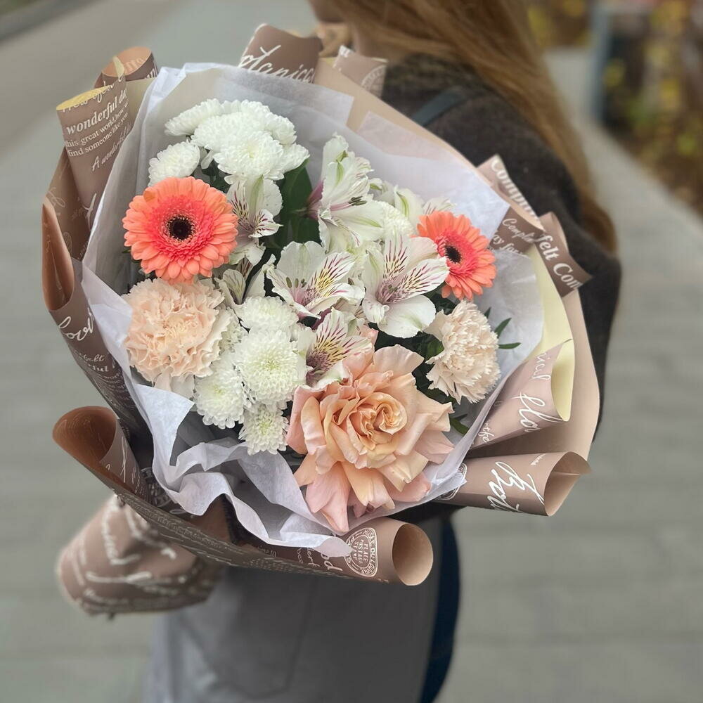 Букет из хризантем, гербер, розы и альстромерий в шоколадной упаковке - римская роза