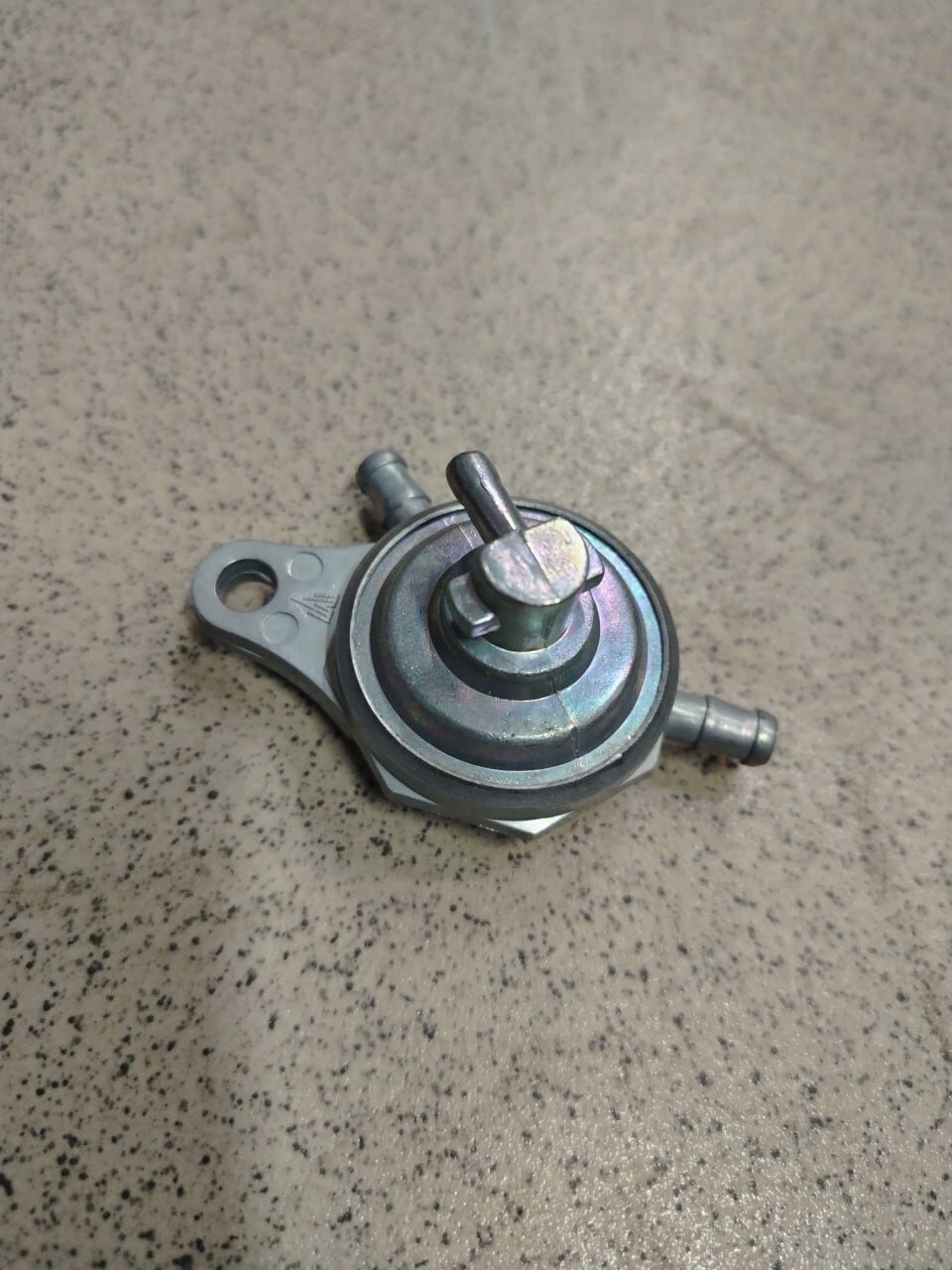 Бензокран вакуумный универсальный подвесной (3 выхода), для скутера 50-150 см3